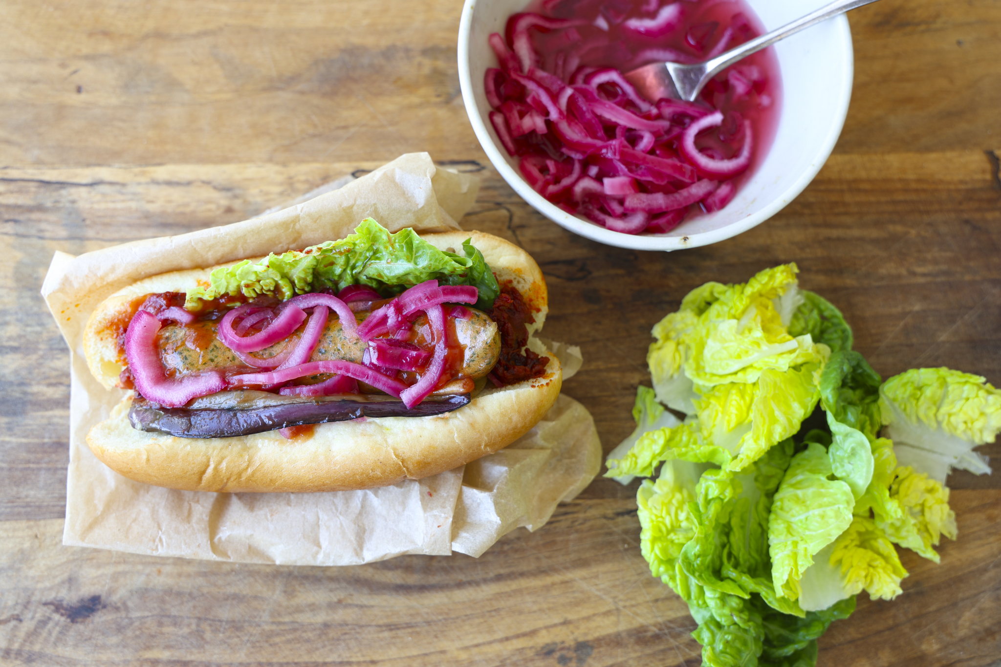 Hotdog med kyllingepølse, chili, aubergine og hjertesalat - Hopballe Mølle